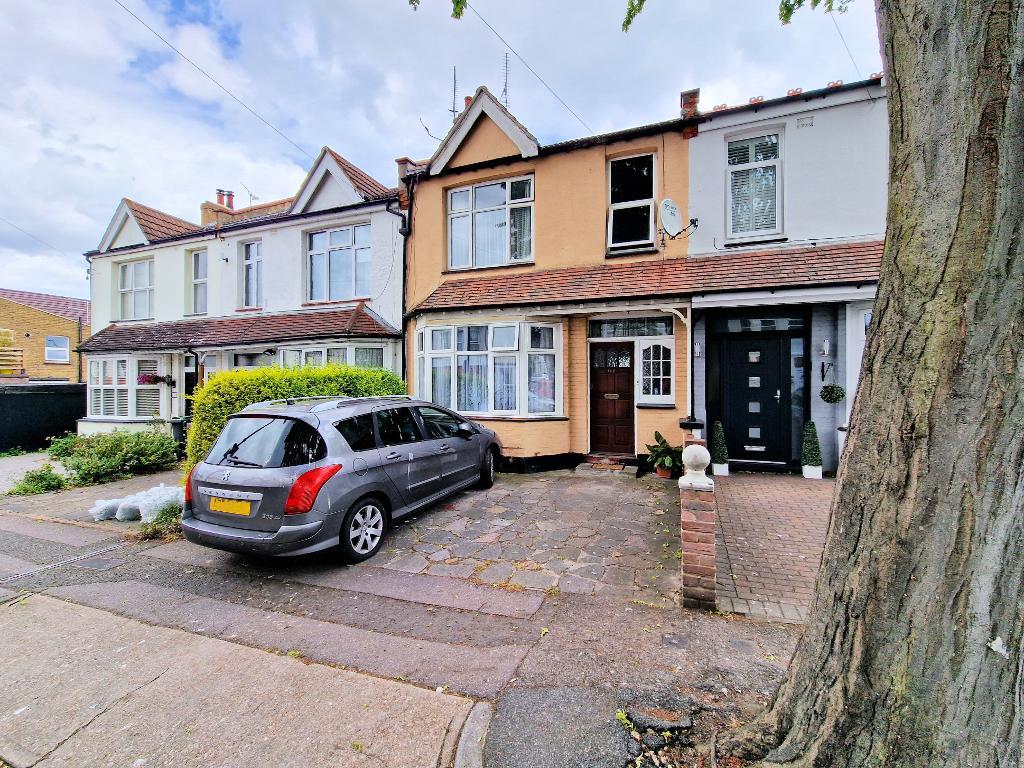 3 Bedroom Terraced For Sale in Westminster Drive, Westcliff on Sea ...