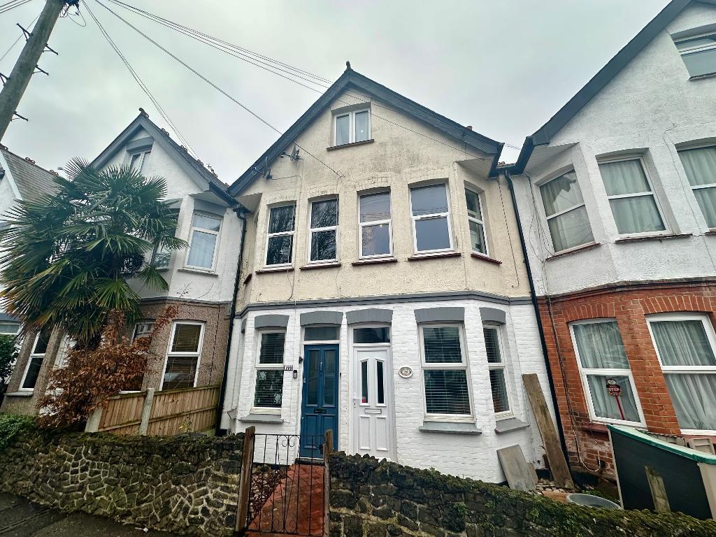 2 Bedroom Flat For Sale in Westminster Drive, Westcliff on Sea, Essex ...