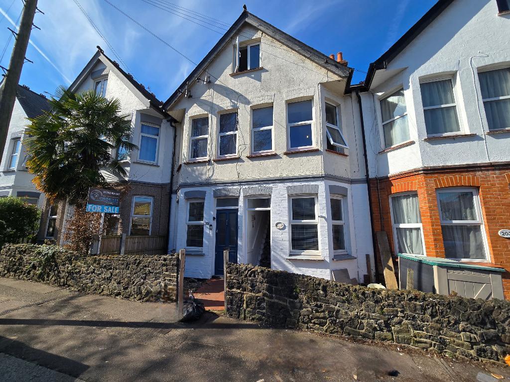 2 Bedroom Flat For Sale in Westminster Drive, Westcliff on Sea, Essex ...
