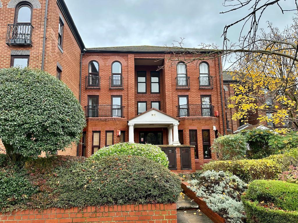 2 Bedroom Flat To Let in Marks Court, Southend on Sea, Essex, SS1 2RQ ...
