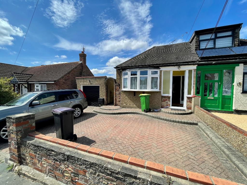 2 Bedroom Semi-Detached For Sale in Connaught Road, Rayleigh, Essex ...